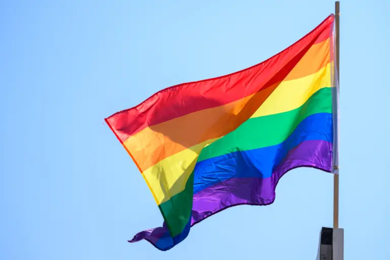 Zehntausende umrunden Ring trotz Regen bei Regenbogenparade